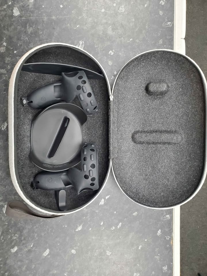 Pre-owned Official Oculus Quest Carry Case & Controller Covers - Own4Less